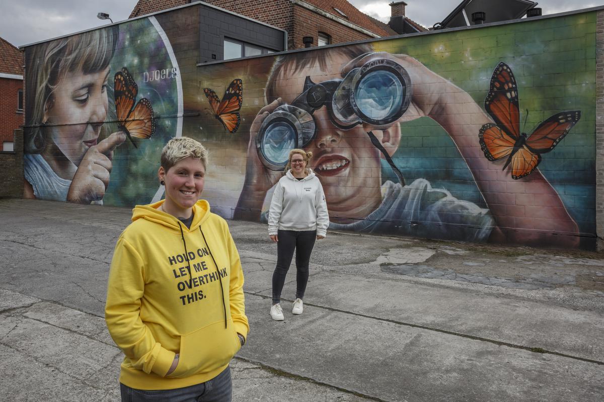 Djoels brengt graffitikunstwerk aan op muur kinderdagverblijf in Sint ...