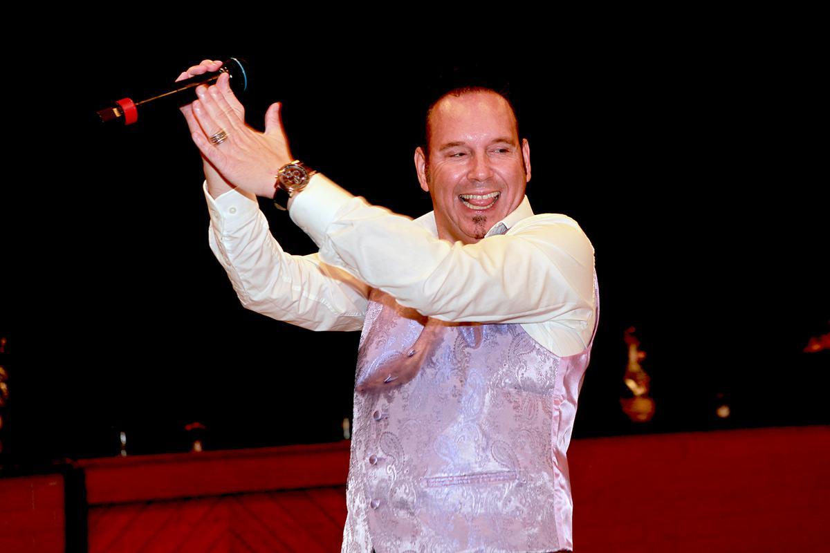 Jacco Ricardo zingt ‘Hooray! Hooray! It’s a Holi-Holiday’ - KW.be