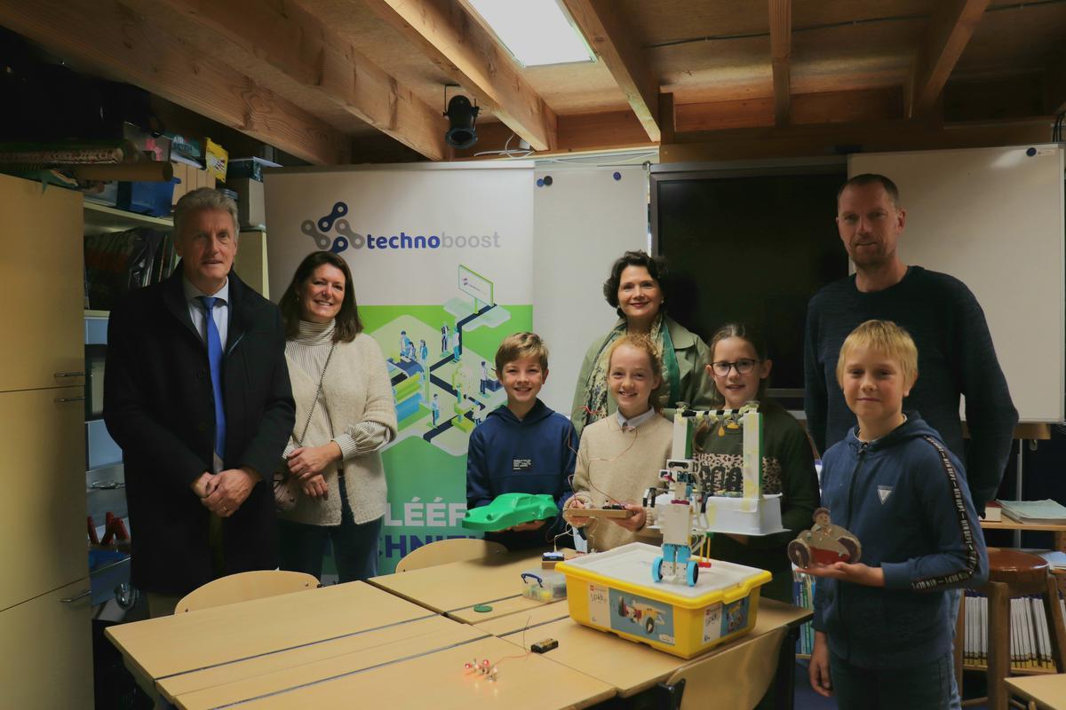 Leerlingen Het Reuzenhuis heten LEGO Spike robot welkom - KW.be