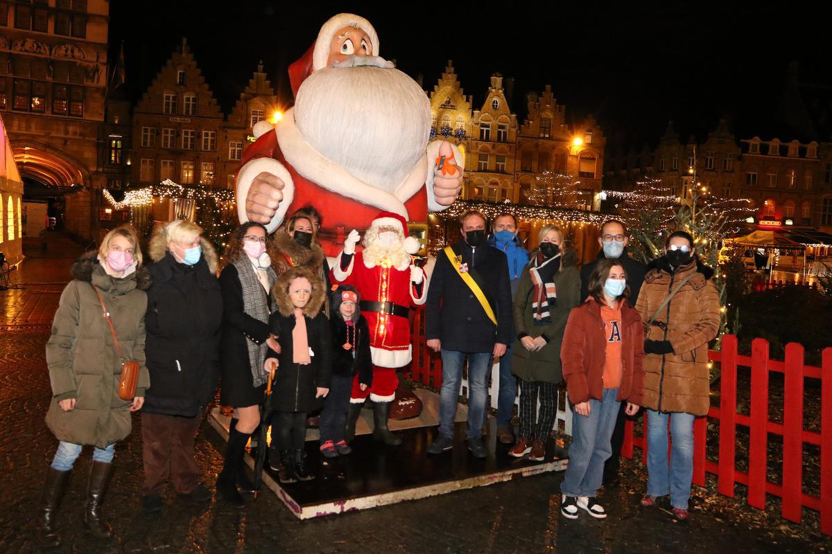 Kerstman doet intrede in rallywagen in Ieper - KW.be