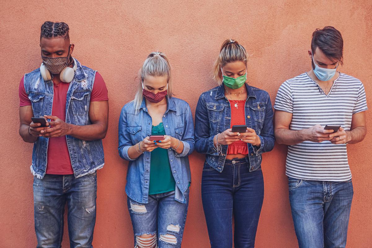 Hoe beschermen we jongeren tegen fake news en complotten? 'Zet je niet ...