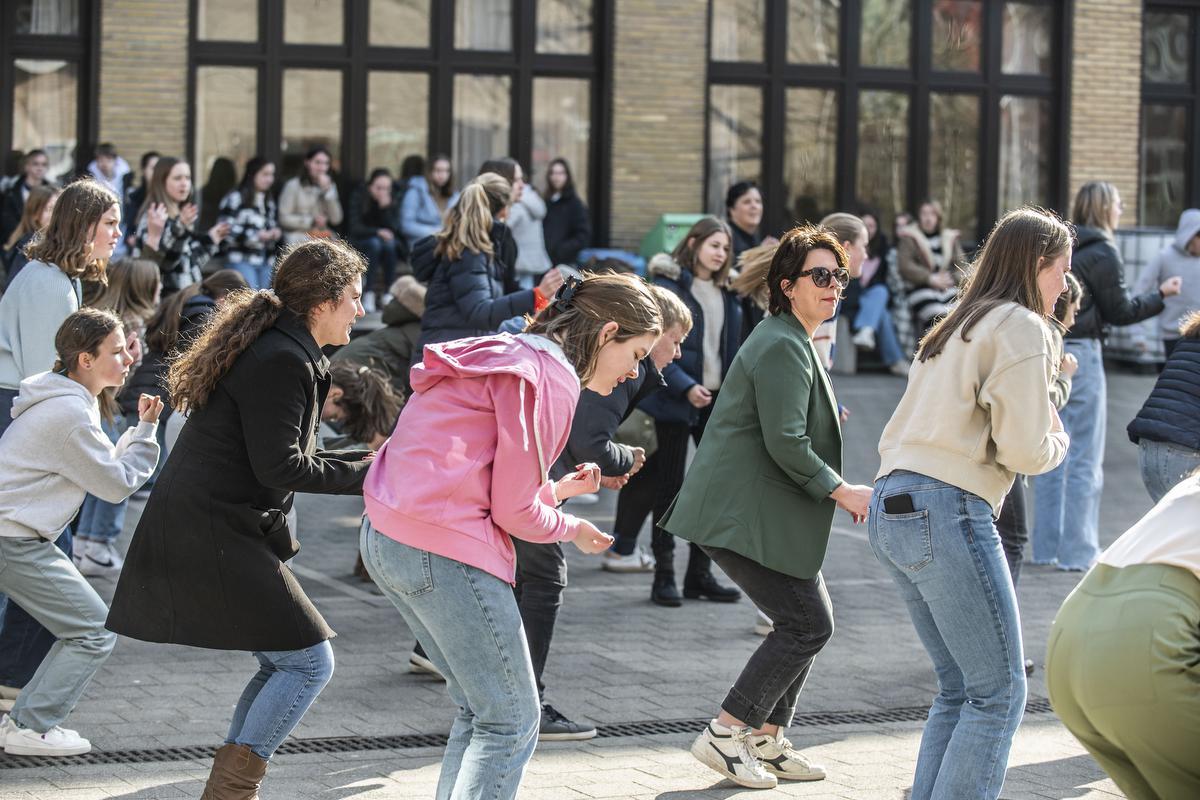 Leerlingen Barnum Roeselare dansen tegen racisme: “Muziek en dans ...