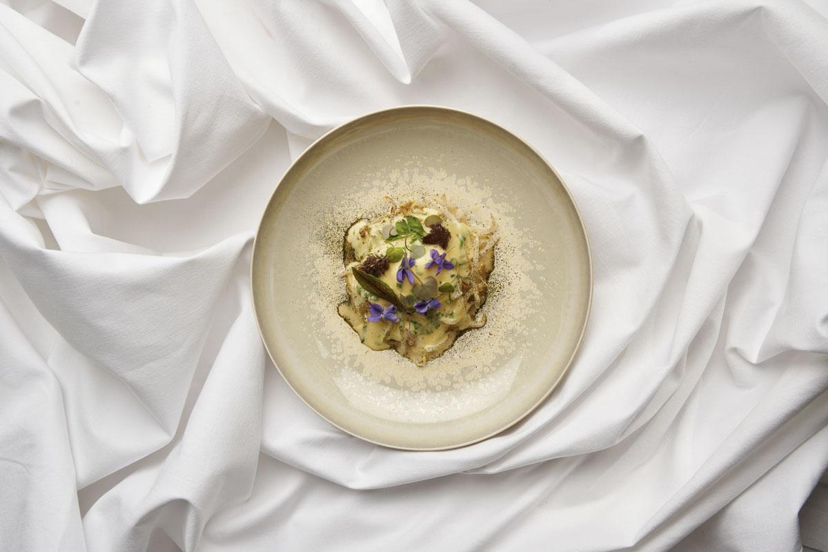 Sojascheuten in mousseline met geuze cantillon en gepocheerd ei