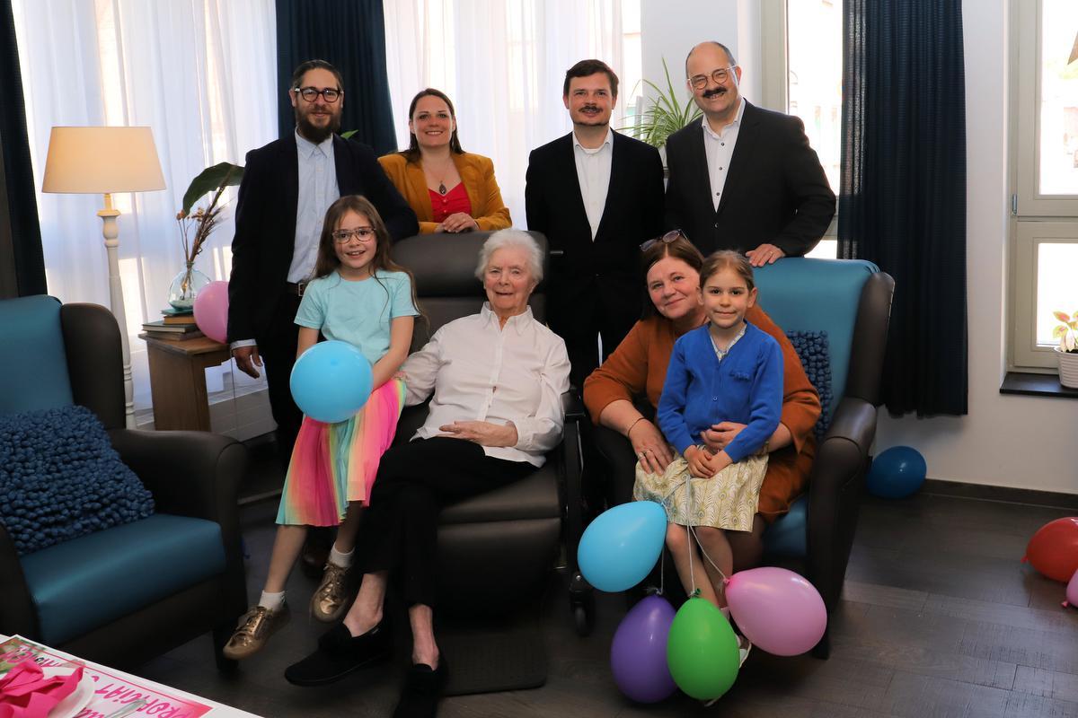 Germaine De Gryze vierde haar eeuwfeest in wzc Ter Potterie - KW.be