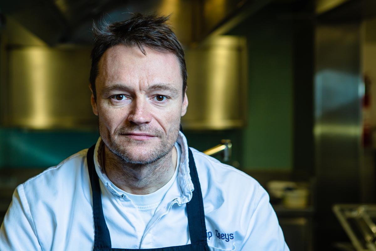 Karl schrijft een brief naar Filip Claeys, chef van De Jonkman: “Je ...