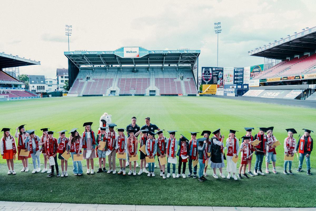 Waregemse leerlingen ontvangen diploma in Elindus Arena - KW.be