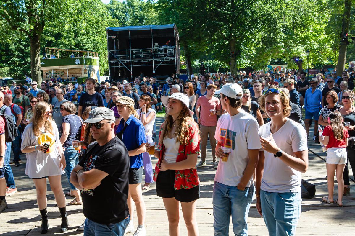 In beeld: zomerse sfeer en geweldige muziek op eerste dag van Cactus ...