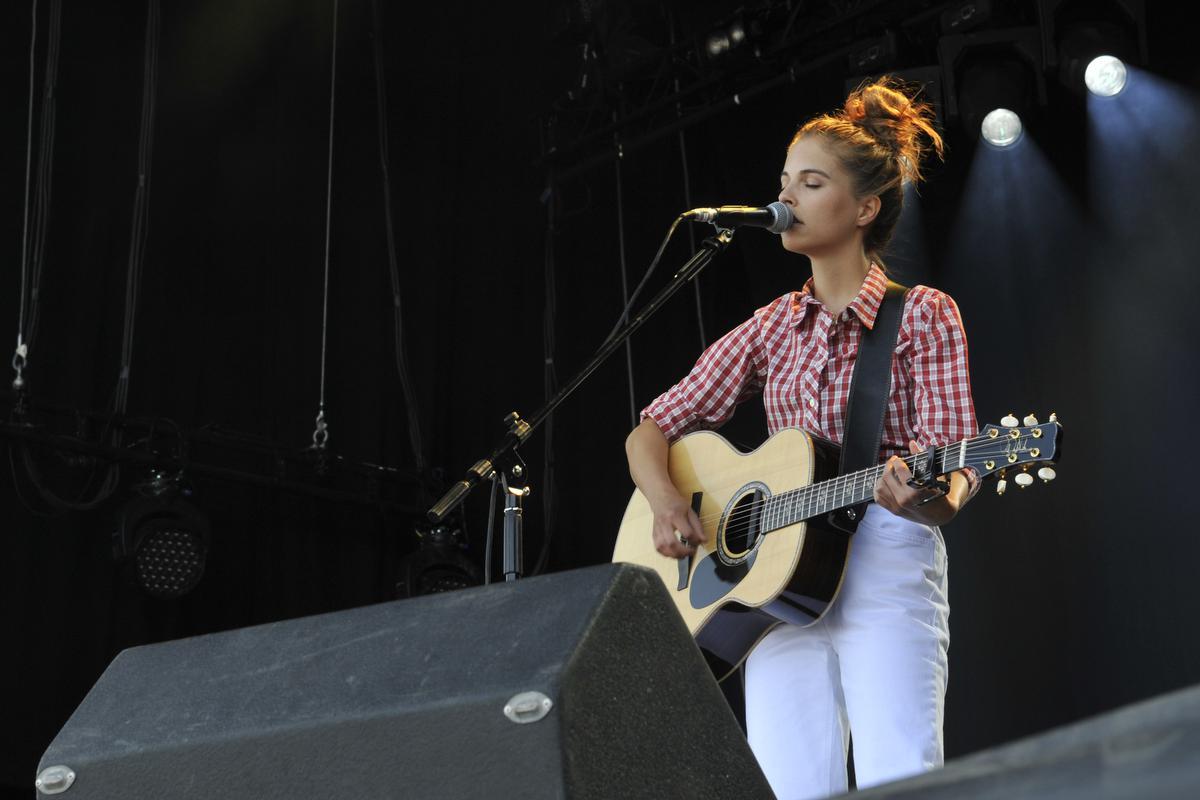 Een schitterende Emmy d’Arc trekt de tweede dag van het Nostalgie Beach ...
