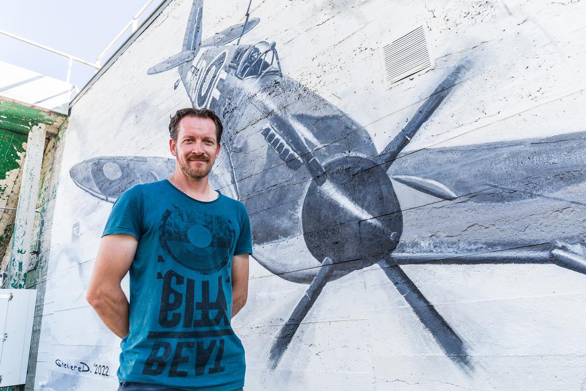 Dieter schildert Spitfire op muur bunker op luchthaven: “Graag van ...