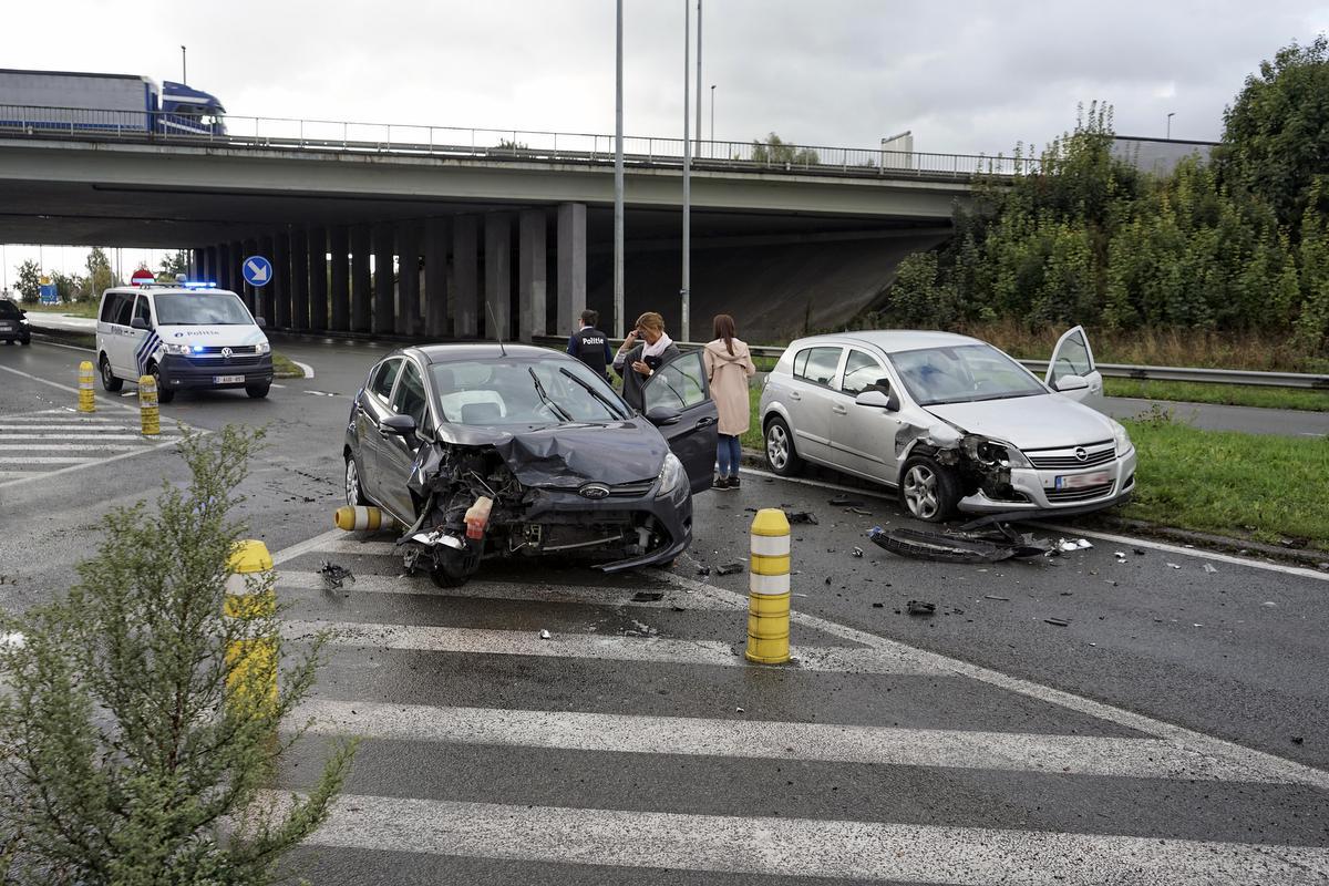 Opnieuw aanrijding op kruispunt van de R8 in Kortrijk - KW.be