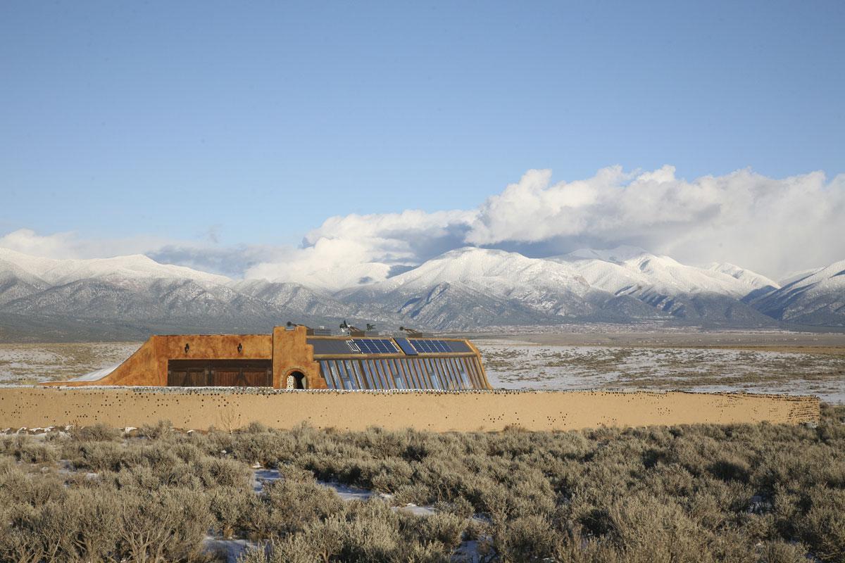 Gedaan met hoge energiekosten: wonen in een earthship als zuinig ...