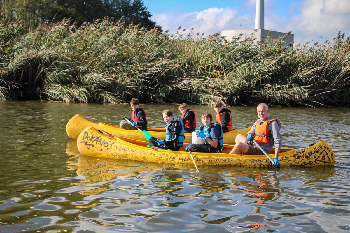 VTI Waregem ‘vist’ afval aan jachthaven in Zulte - KW.be