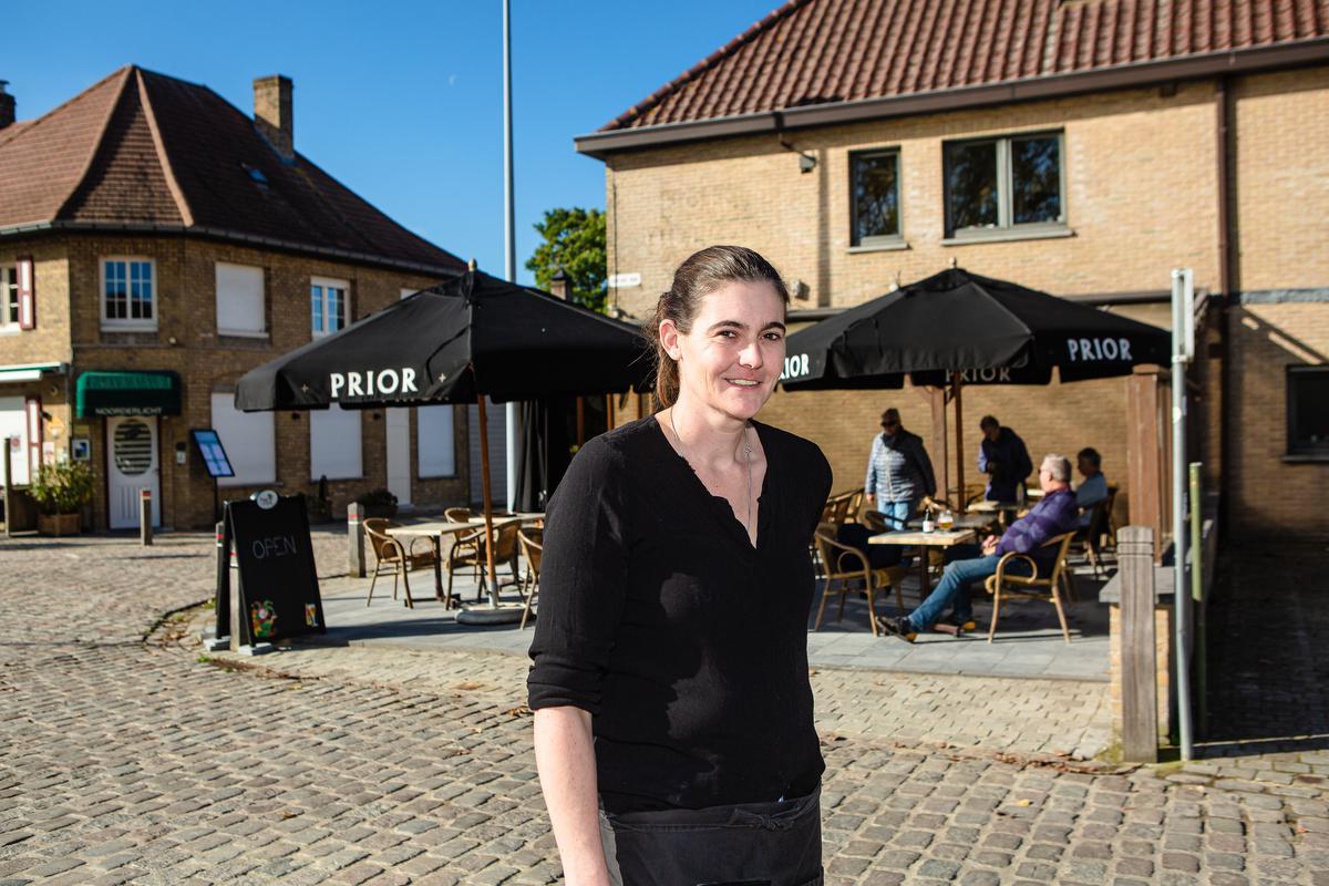 Stefanie Huyghebaert is nieuwe uitbaatster café De Welkom in Hoeke - KW.be