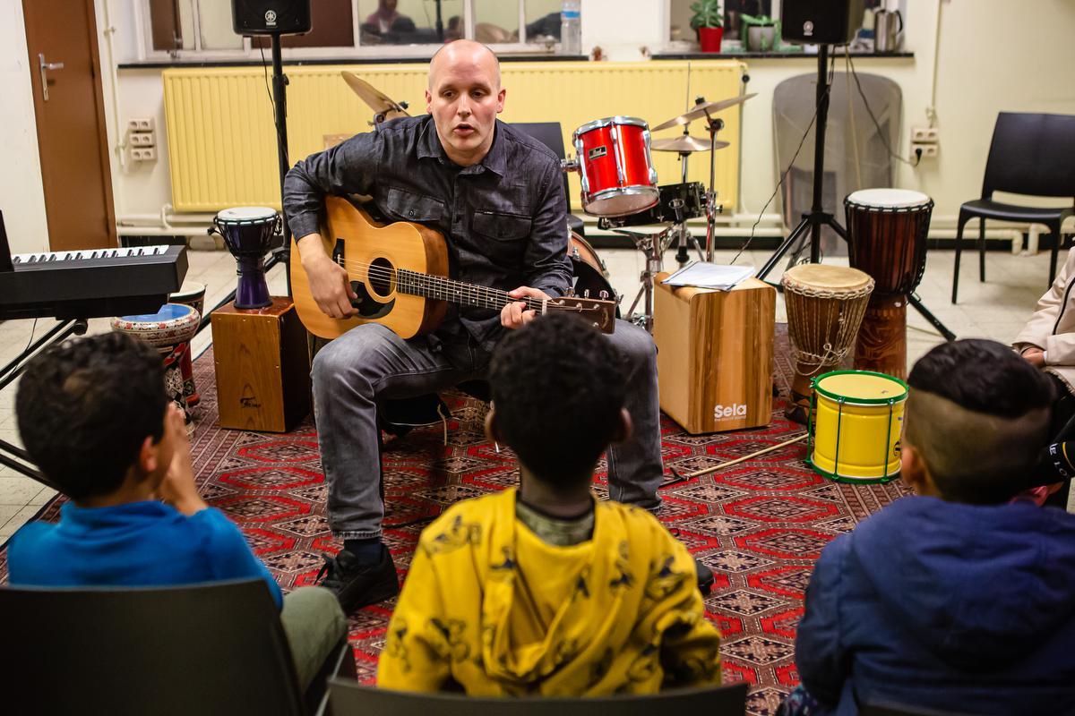 Thomas Deleu versterkt vluchtelingen met muziektherapie: “Goed voor de ...