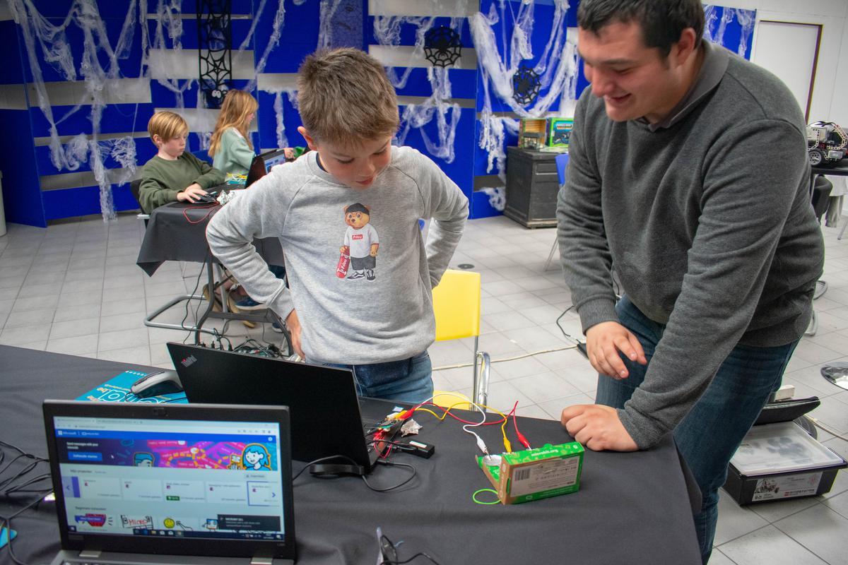 Bij Icha kan je online les volgen en op kamp leren coderen en programmeren: “Kinderen en ...