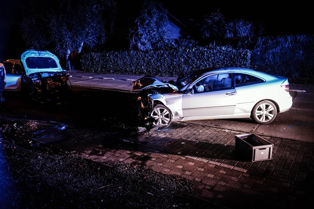 Frontale botsing in Houthemseweg: wagens rijp voor schroothoop - KW.be
