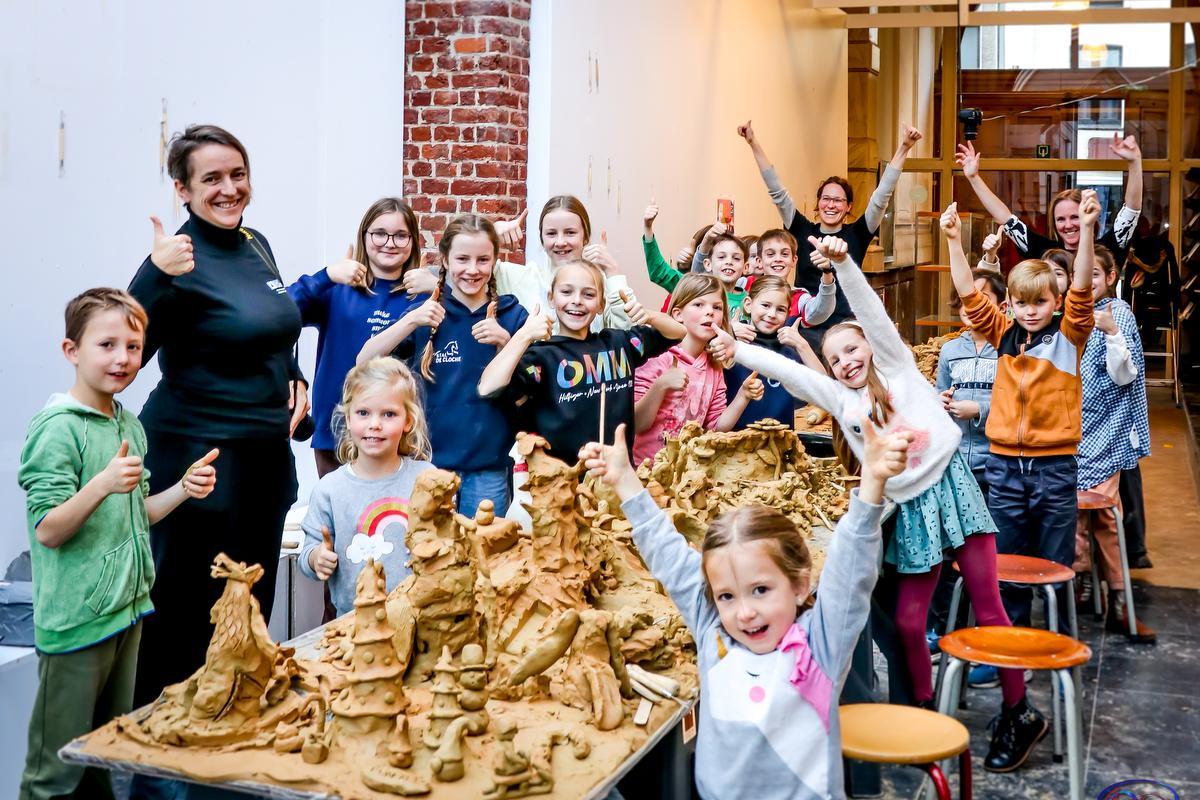 Een ‘bekleivend’ kunstwerk door jonge handjes - KW.be