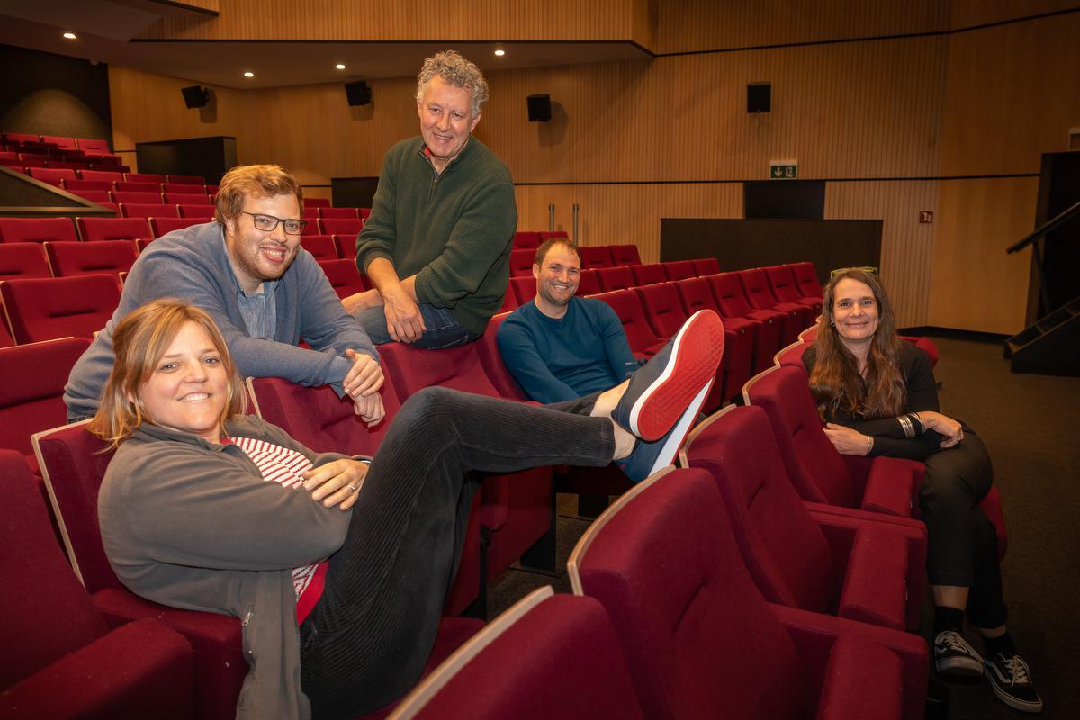 Theater Dakwerken serveert konijn met pruimen in Tielt - KW.be
