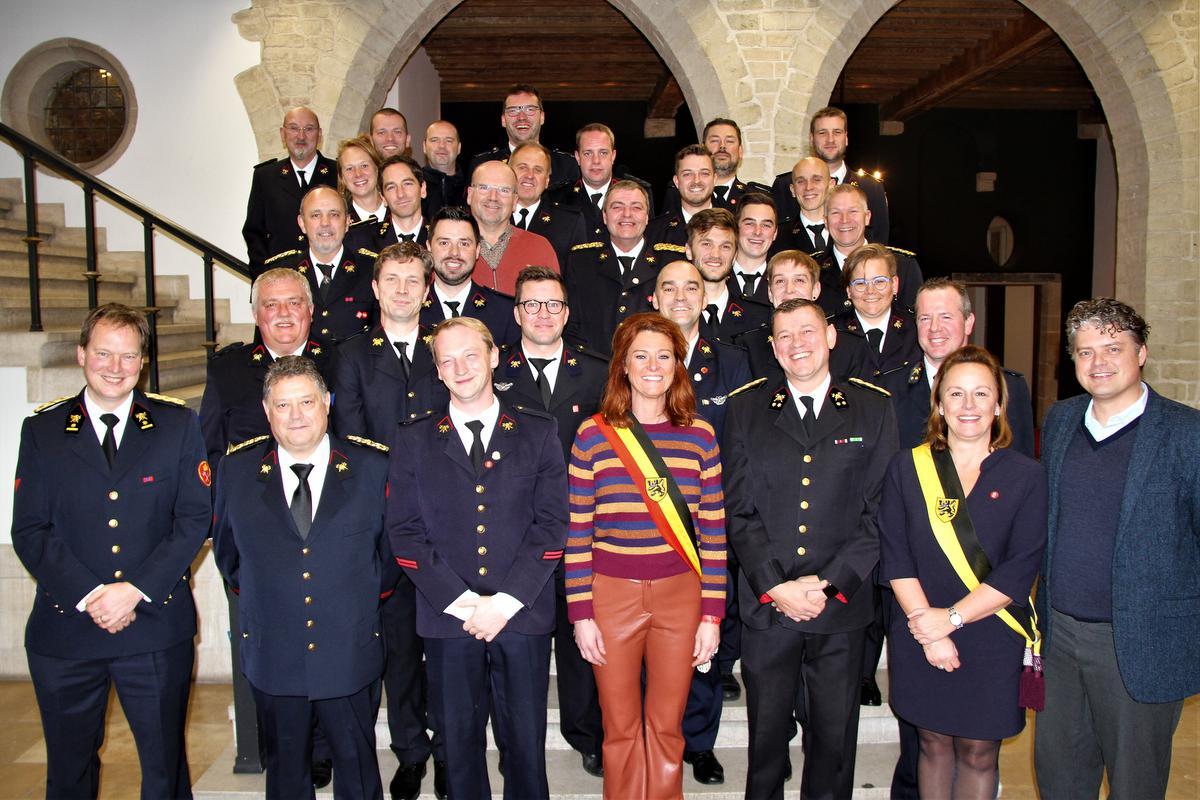 Leden brandweerpost Kortrijk op het stadhuis ontvangen tijdens Sint-Barbarafeest - KW.be