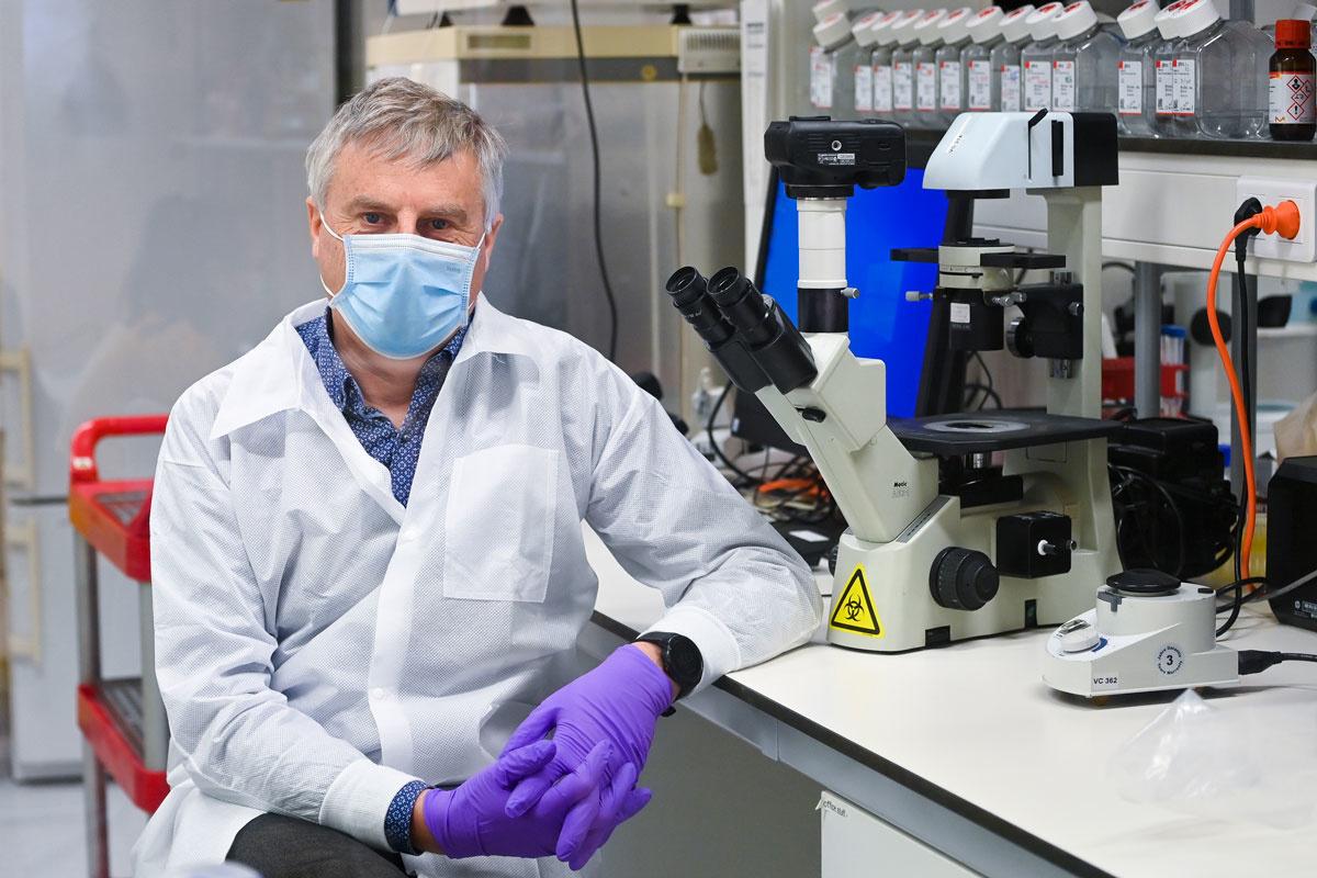 Viroloog Johan Neyts: 'We kunnen niet blijven boosteren' - Trends Kanaal Z