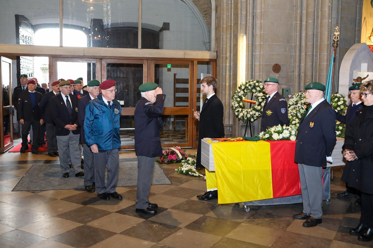 Julien Goekint met passende eer begraven: Ruim 700 Oostendenaars nemen afscheid van ...