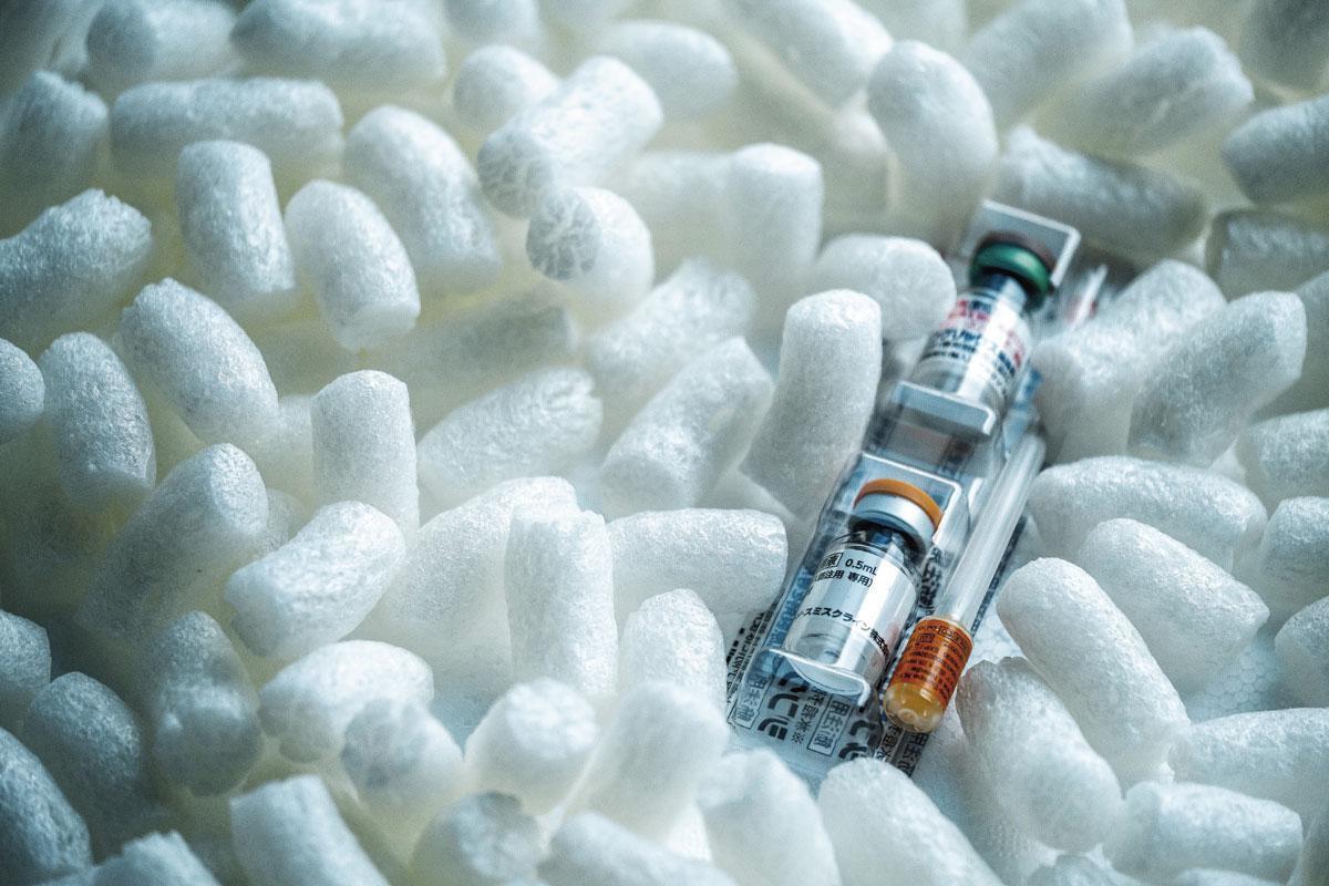 En visite chez GSK où sont produits deux millions de vaccins par jour ...