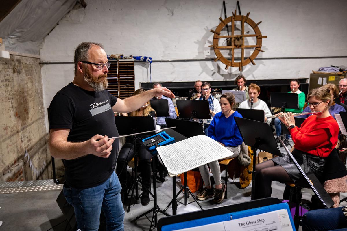 K. H. De Burgersgilde neemt afscheid van dirigent Koen: “Het is en ...