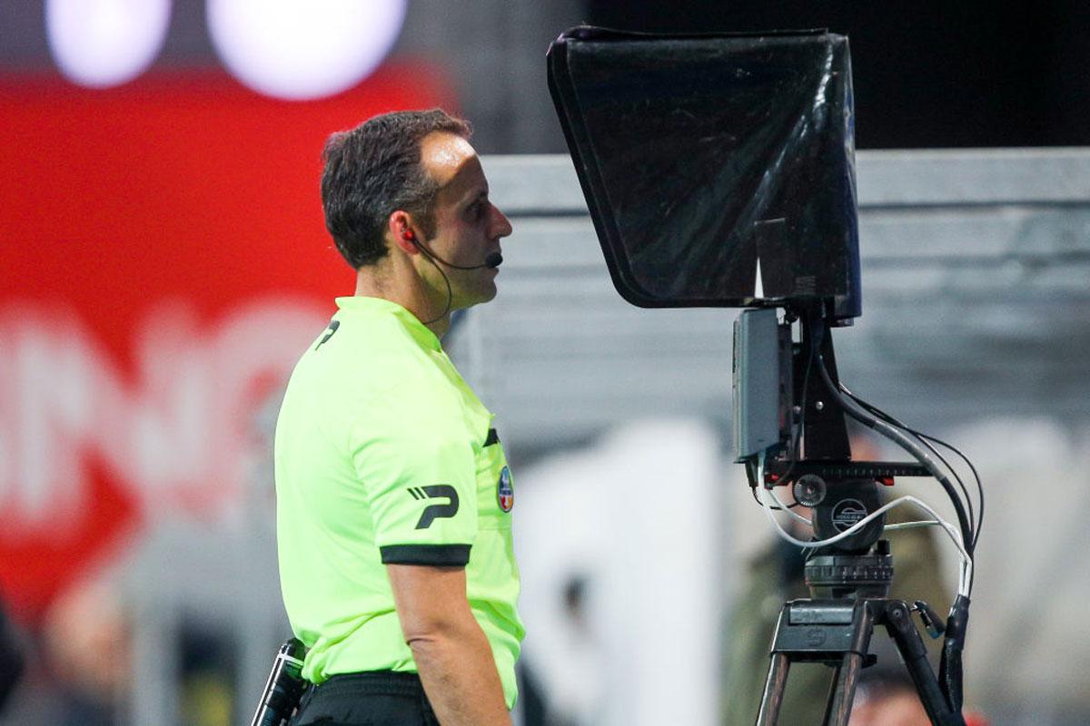 'Help de VAR: geef meer macht aan de spelers'