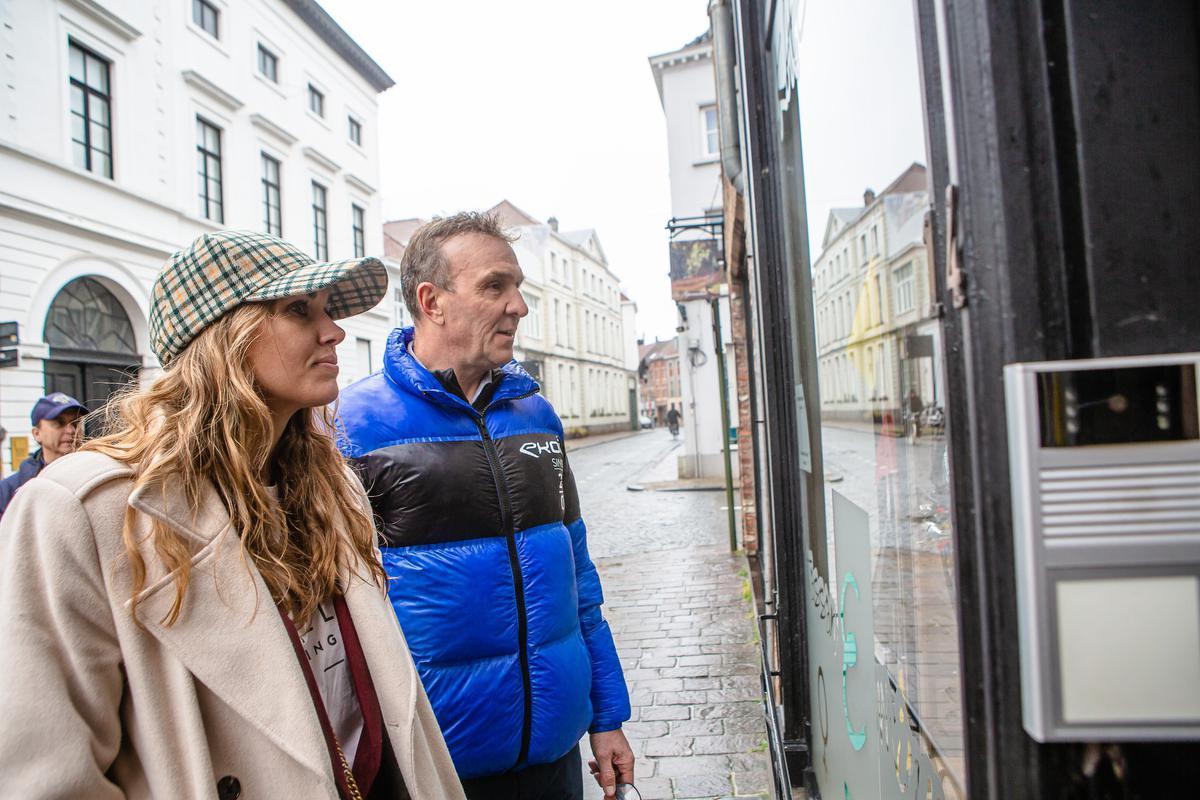 Johan Museeuw en Ine Beyen kiezen mooiste Ronde-etalage in Brugge - KW.be