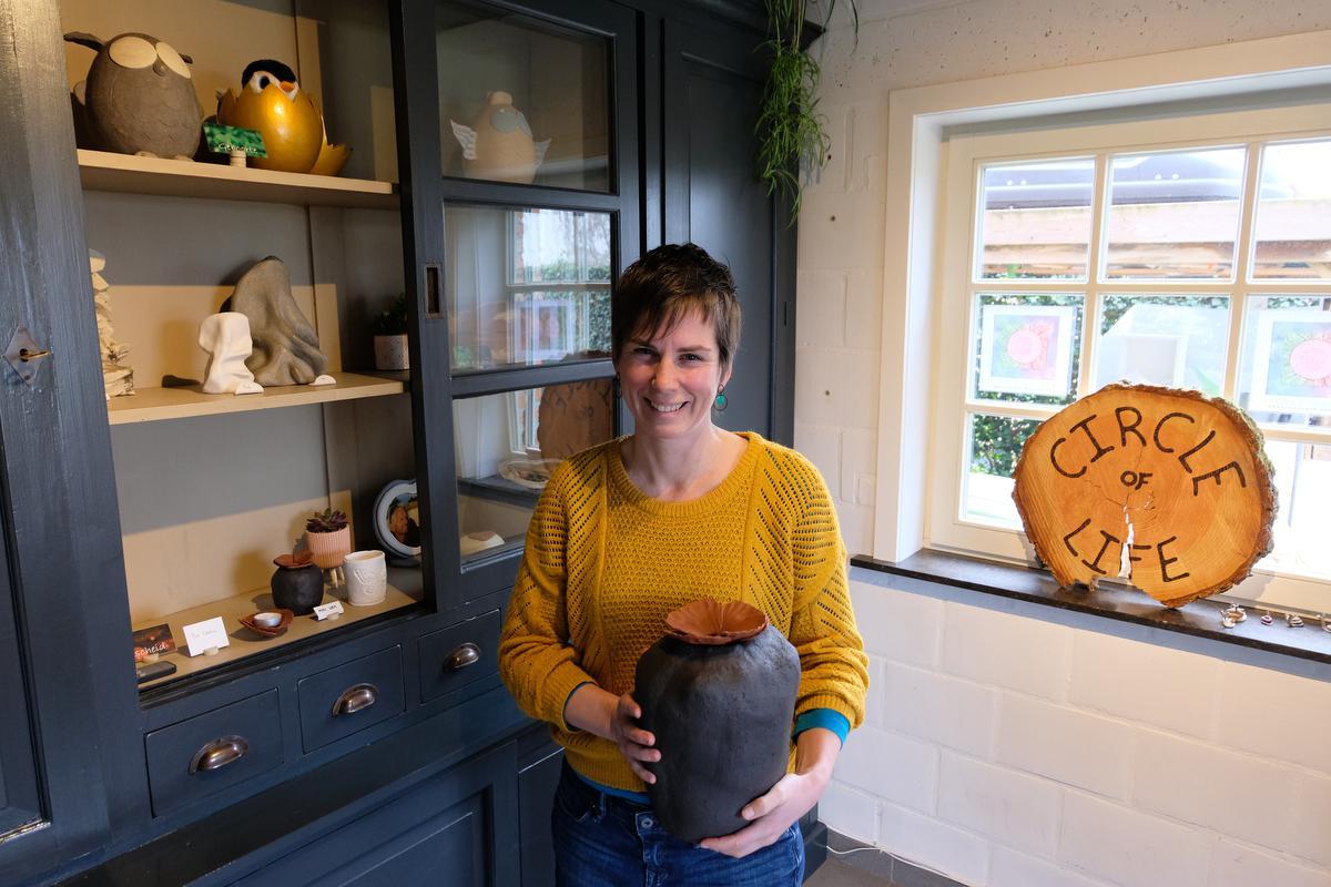 Lien ontdekte passie voor keramiek na het overlijden van haar ouders ...