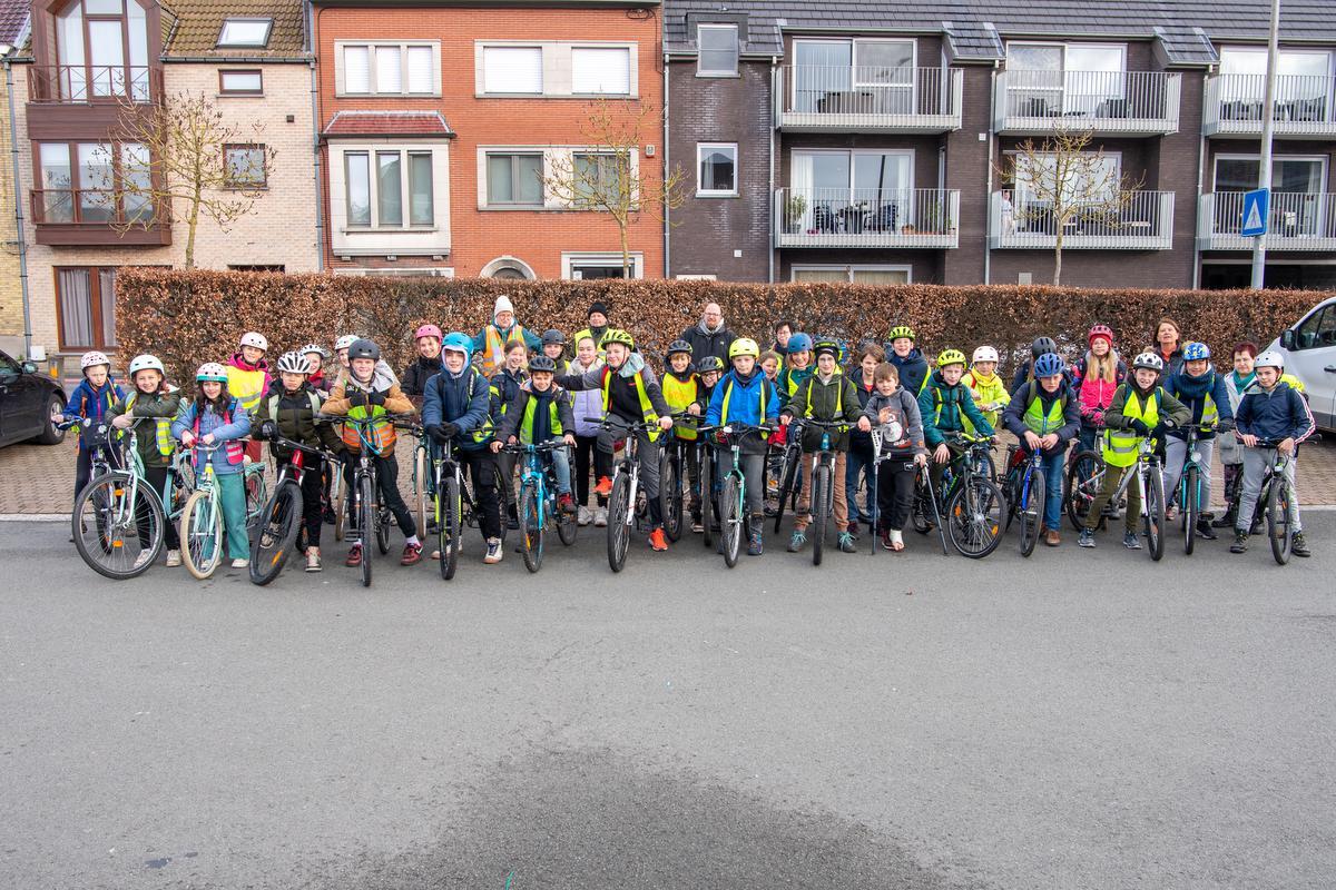 Kandidaat-vormelingen trekken er tijdens verrassingsdag met de fiets op ...