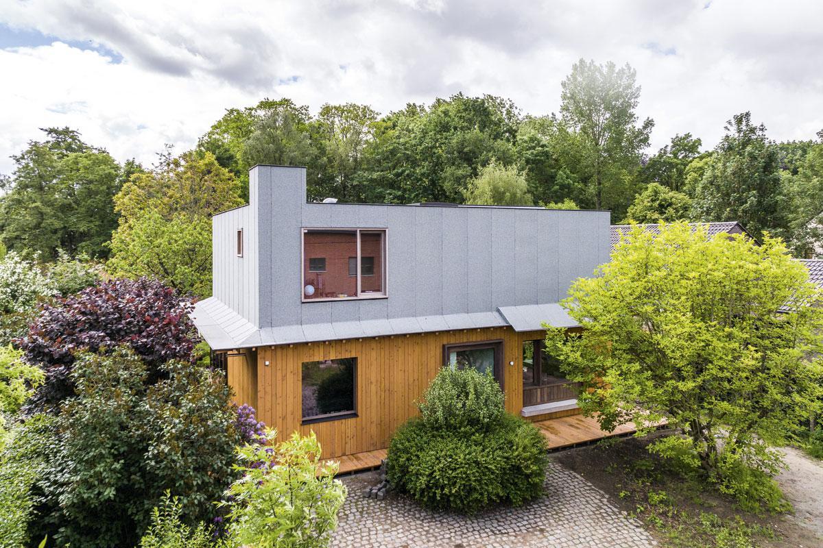En pleine forêt, une maison-cabane en bois... et roofing