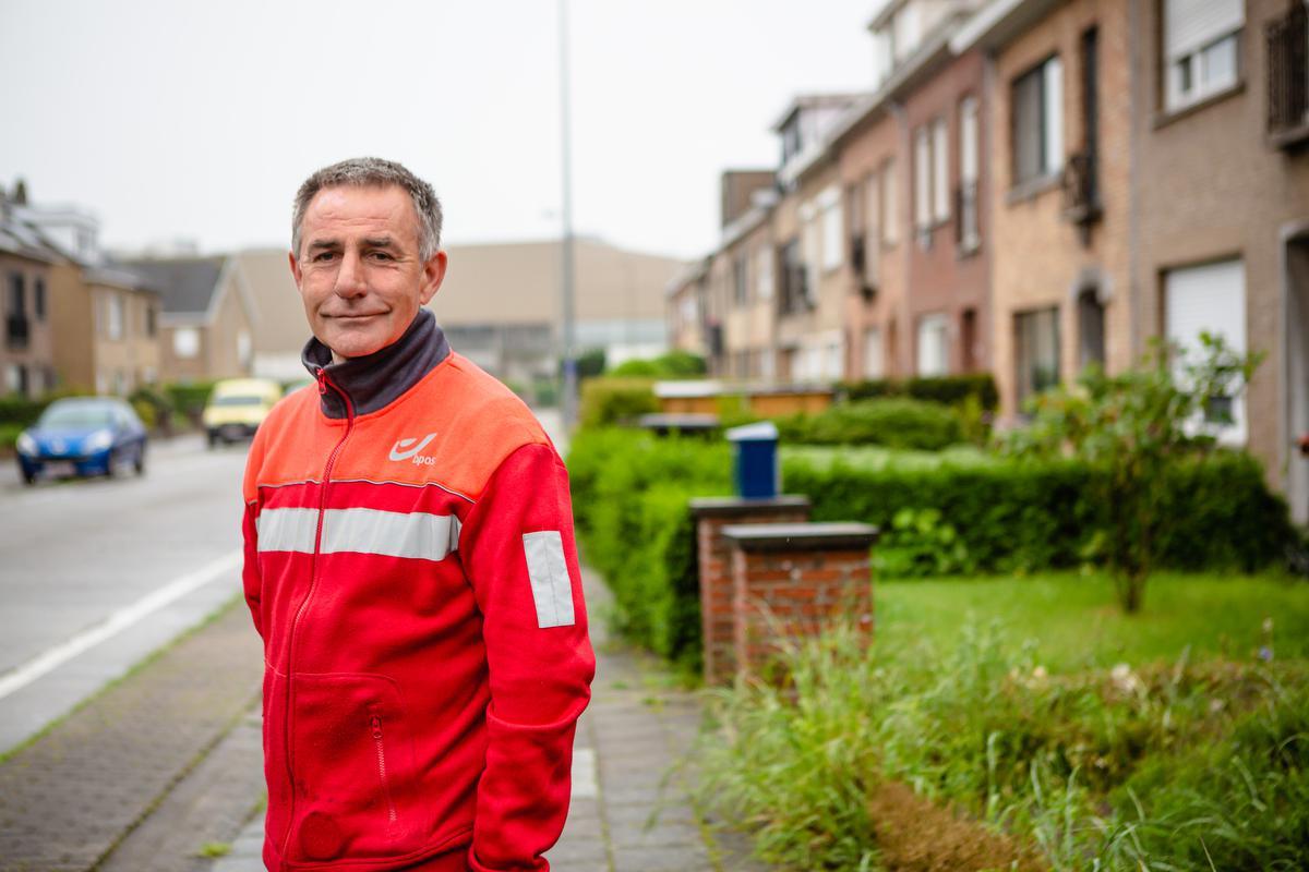 Lief eerbetoon met witte ballonnen in Male voor postbode Dirk Maertens ...