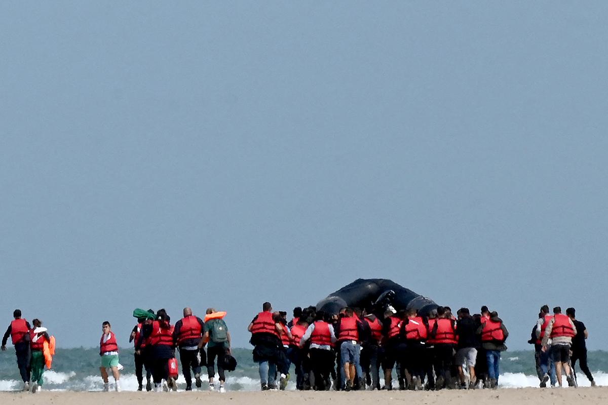 Recordaantal migranten steekt Kanaal over