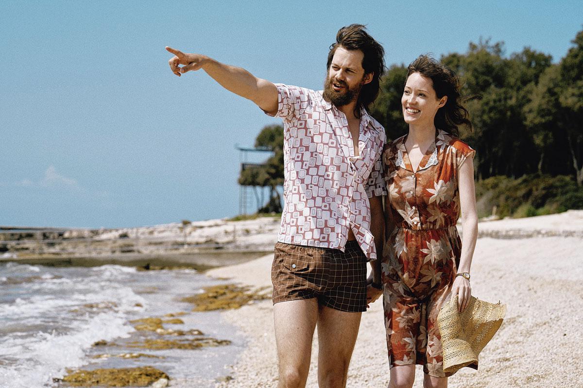 In de Zweedse Netflixreeks ‘Clark’ wordt Belgische actrice Sofie Hoflack gegijzeld door Bill ...