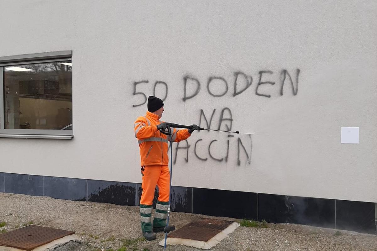 Complotdenkers vandaliseren gebouwen, waaronder zwaar getroffen WZC A ...
