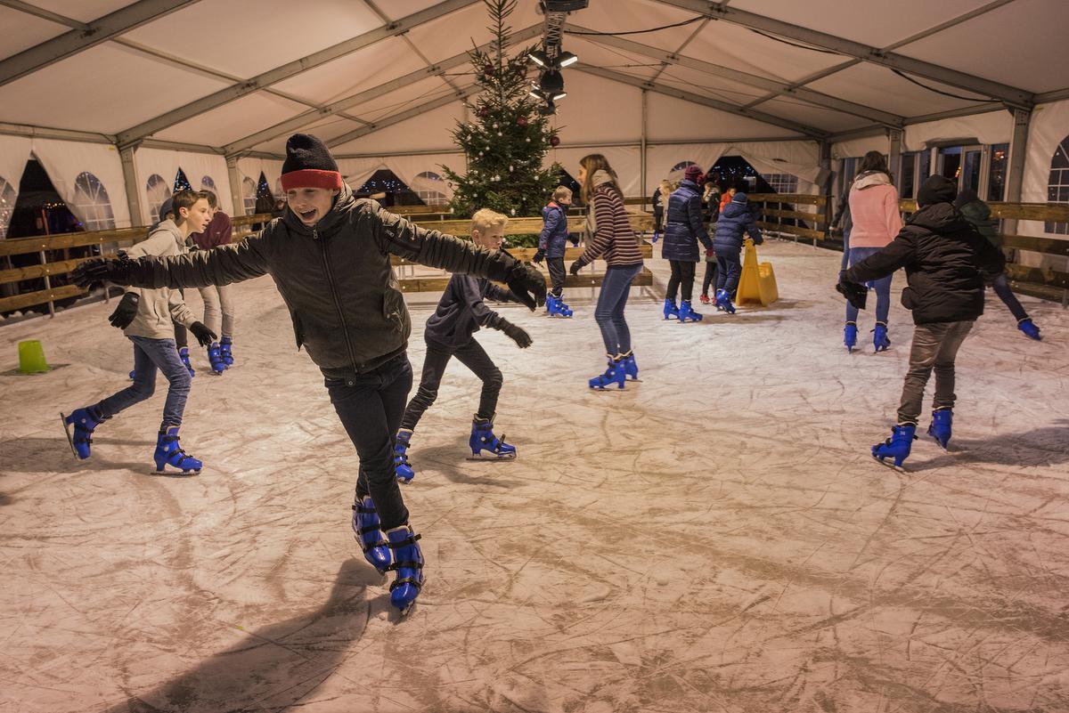 ‘Winter in Poperinge’: beperkte kerstmarkt met schaatspiste en rad - KW.be