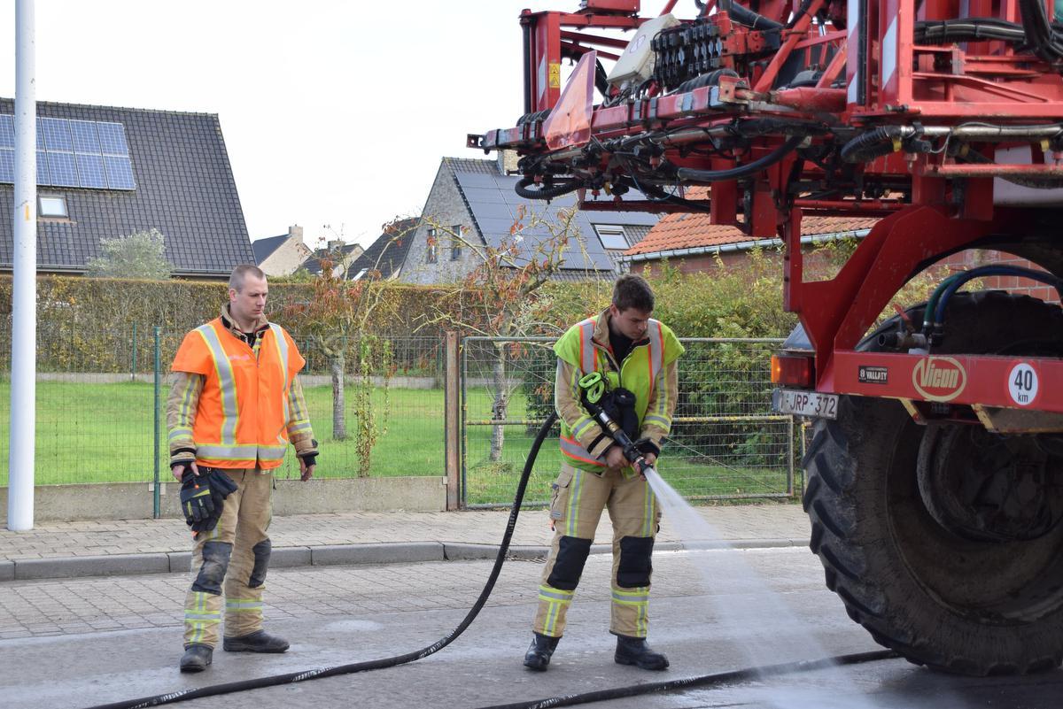 Brandweer ruimt lekkende olie op van landbouwmachine in Lo-Reninge - KW.be