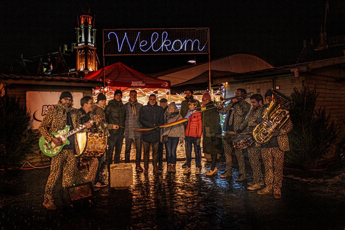 Kerstmarkt Poperinge officieel open verklaard - KW.be