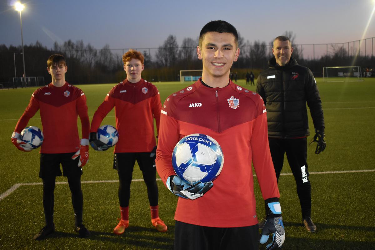 Kolia (17) staat na zes maanden chemo weer op het voetbalveld: “Ik kijk ...