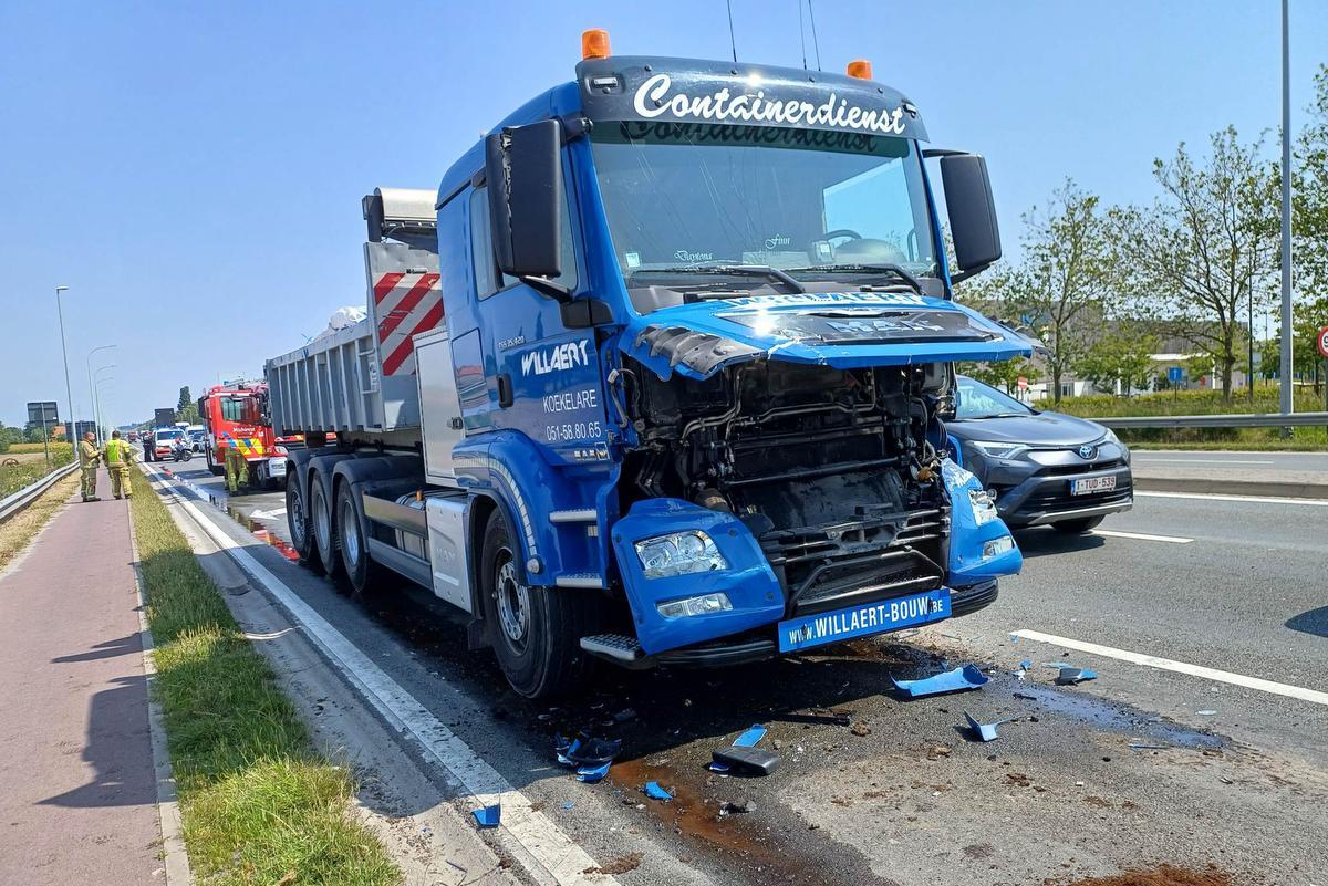 Twee vrachtwagens botsen op elkaar in Roeselare - KW.be