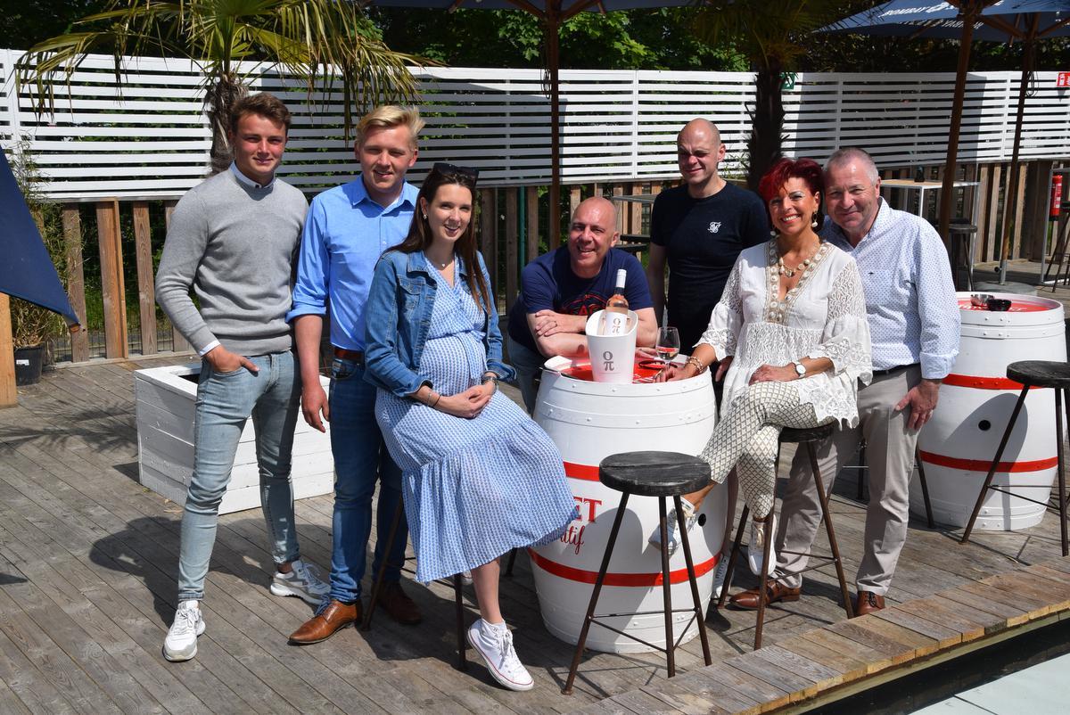 Suzy Marrel neemt zomerse clip van nieuwe single ‘Zomerhart’ op in zomerbar Azuro in Kortrijk ...