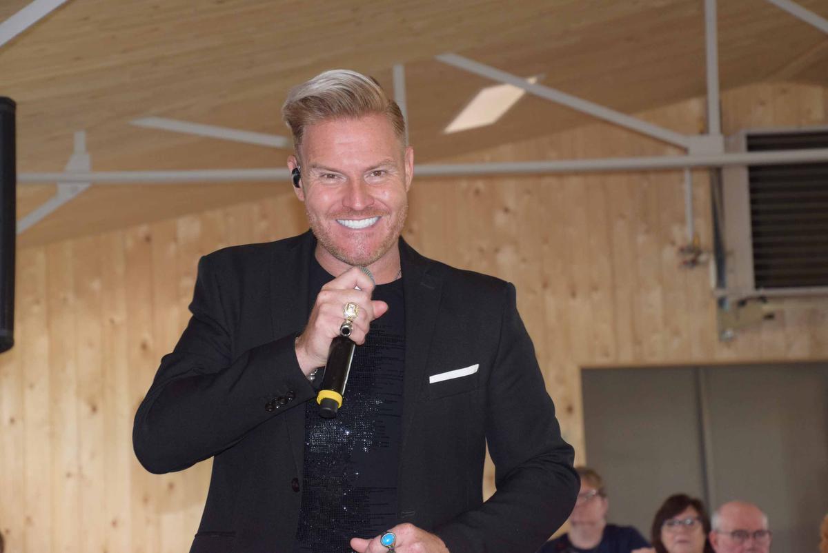 Naar waar gaat Michael Lanzo? Hij zingt: ‘Ik ga naar de zon!’ - KW.be