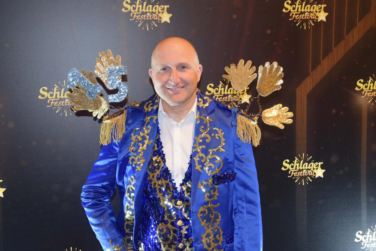 Yves Segers staat in passend kostuum met wapperende handjes op ...