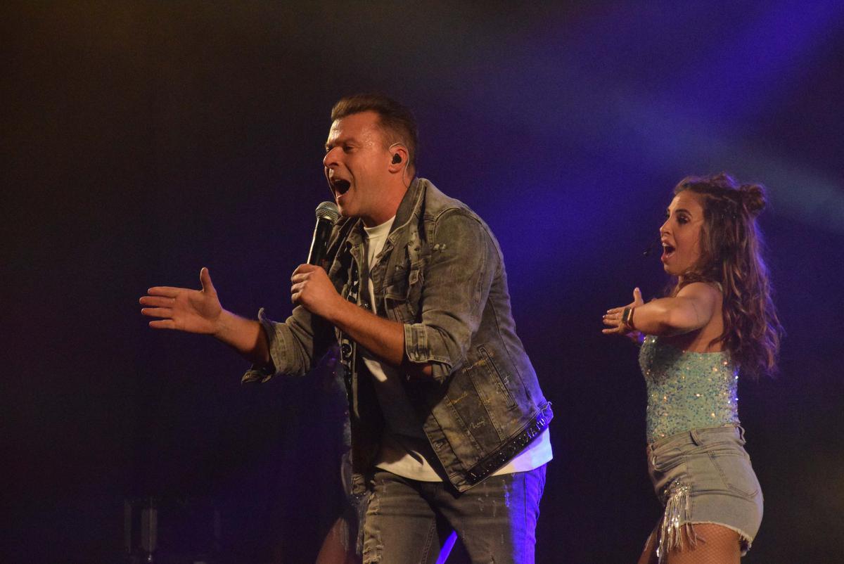 IN BEELD – Swoop viert 20 + 1-jarig jubileum met grootse show in Salons ...