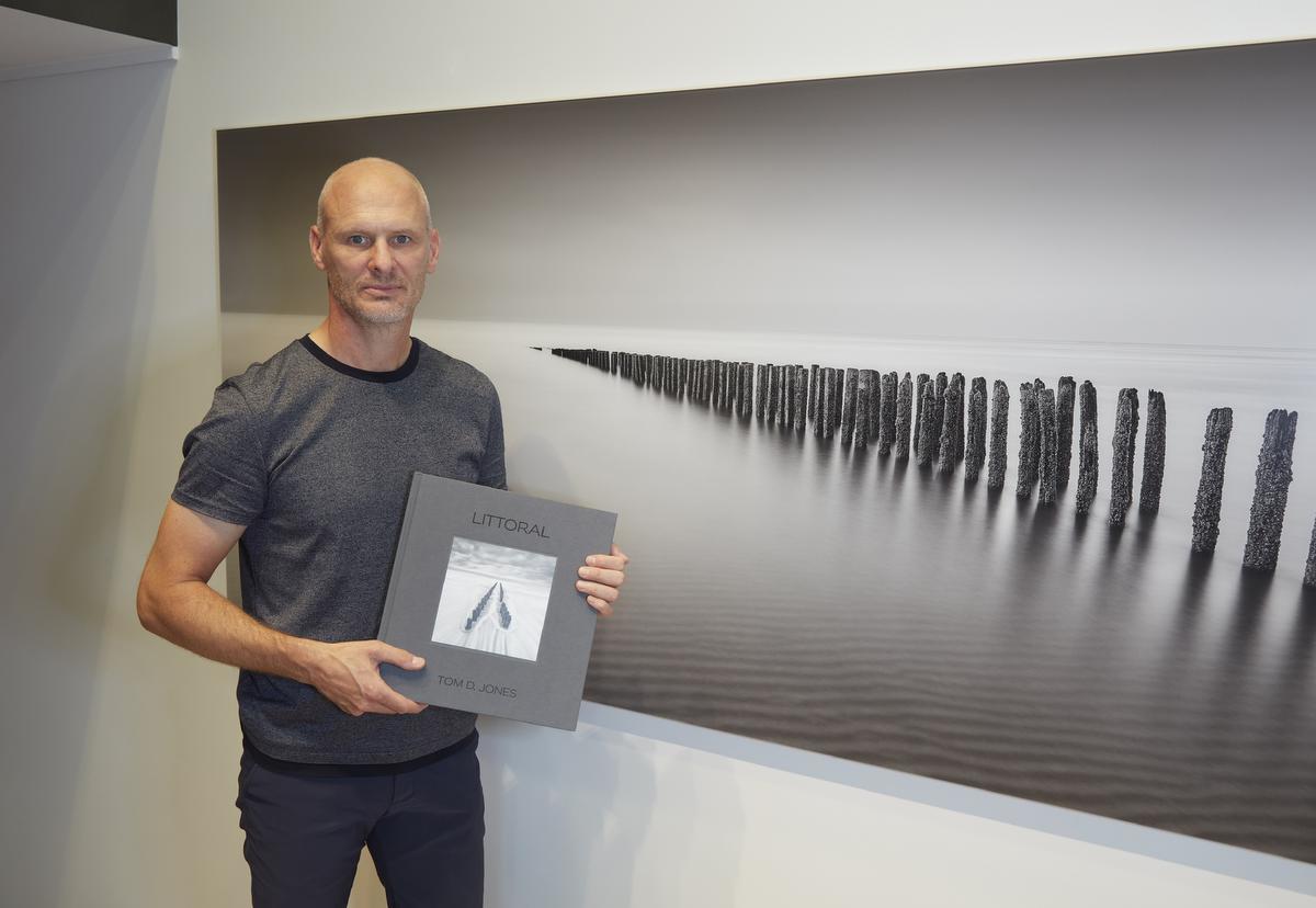 Fotograaf Tom D. Jones lanceert eerste fotoboek in zwart-wit - KW.be