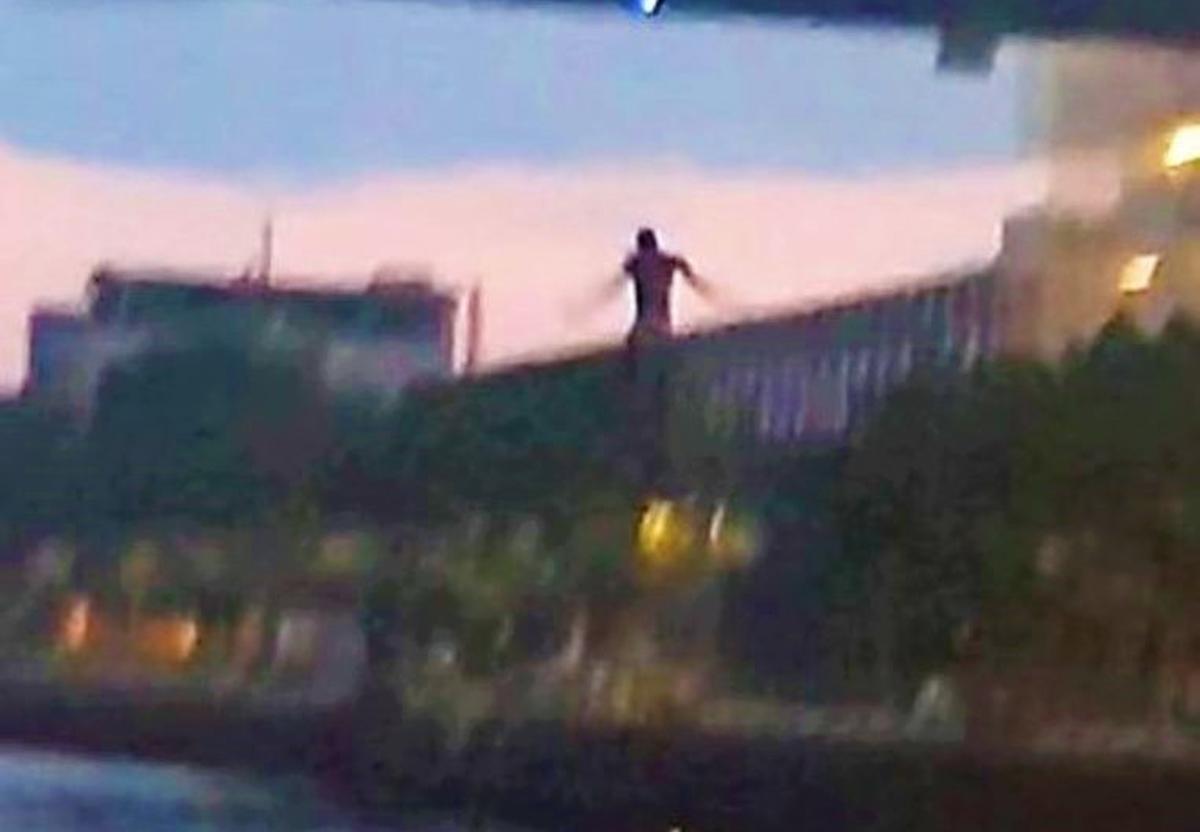 Levensgevaarlijk: jongeren springen van 7 meter hoge brug in de Leie ...