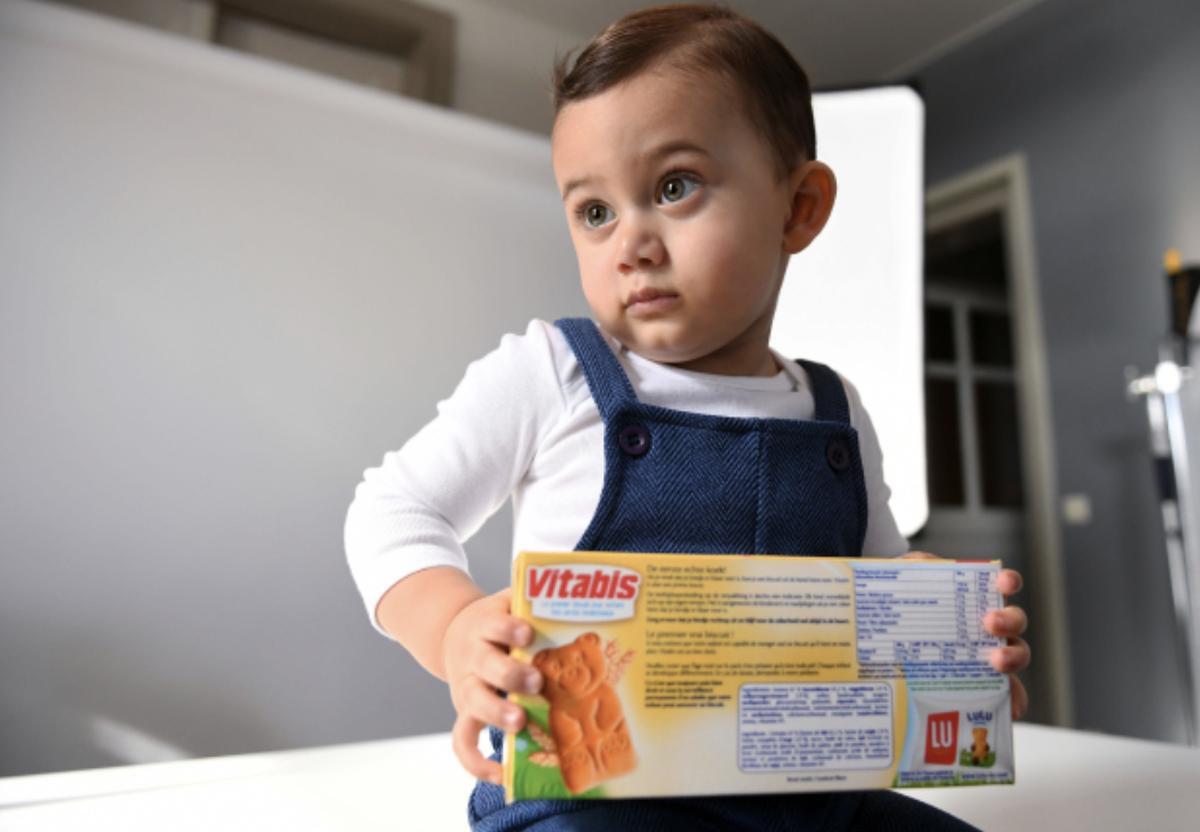 Emilio (1,5) siert de nieuwe dozen van Vitabis-koekjes: "Hij heeft de ...