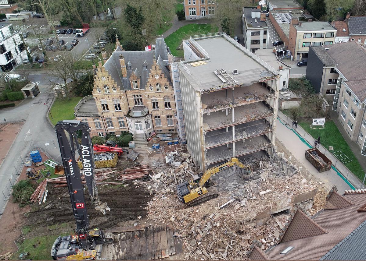 Afbraak kantoorgebouw Bekaert in Zwevegem vordert goed - KW.be