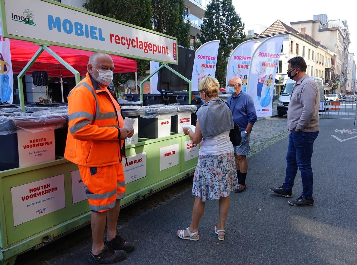 Mobiel containerpark moet Kortrijkse restafvalzakken lichter maken - KW.be